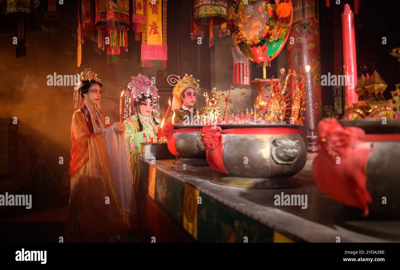Male and female Chinese opera actors Light a candle to pray homage to ...
