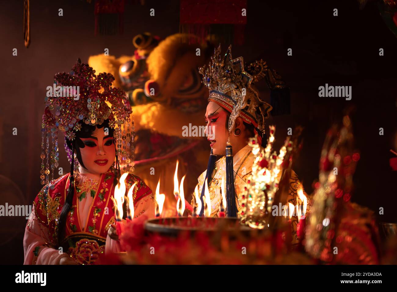 Male and female Chinese opera actors Light a candle to pray homage to ...