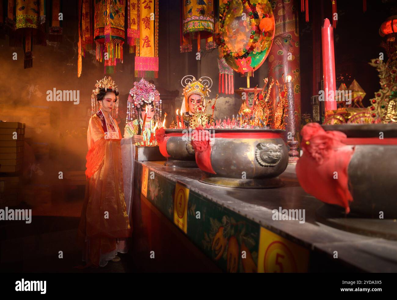 Male and female Chinese opera actors Light a candle to pray homage to ...