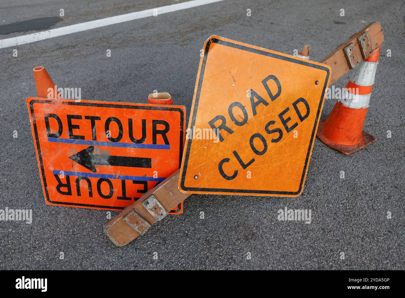 road closed detour road signs Stock Photo - Alamy