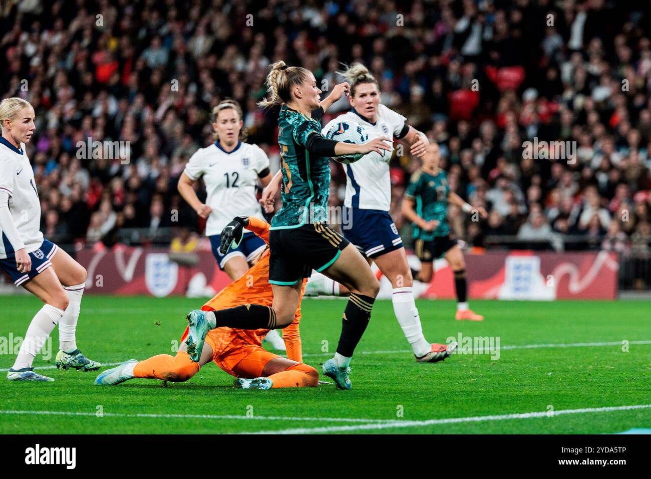 Zweikampf Hannah Hampton (England, 1), Selina Cerci (Deutschland, 25 ...