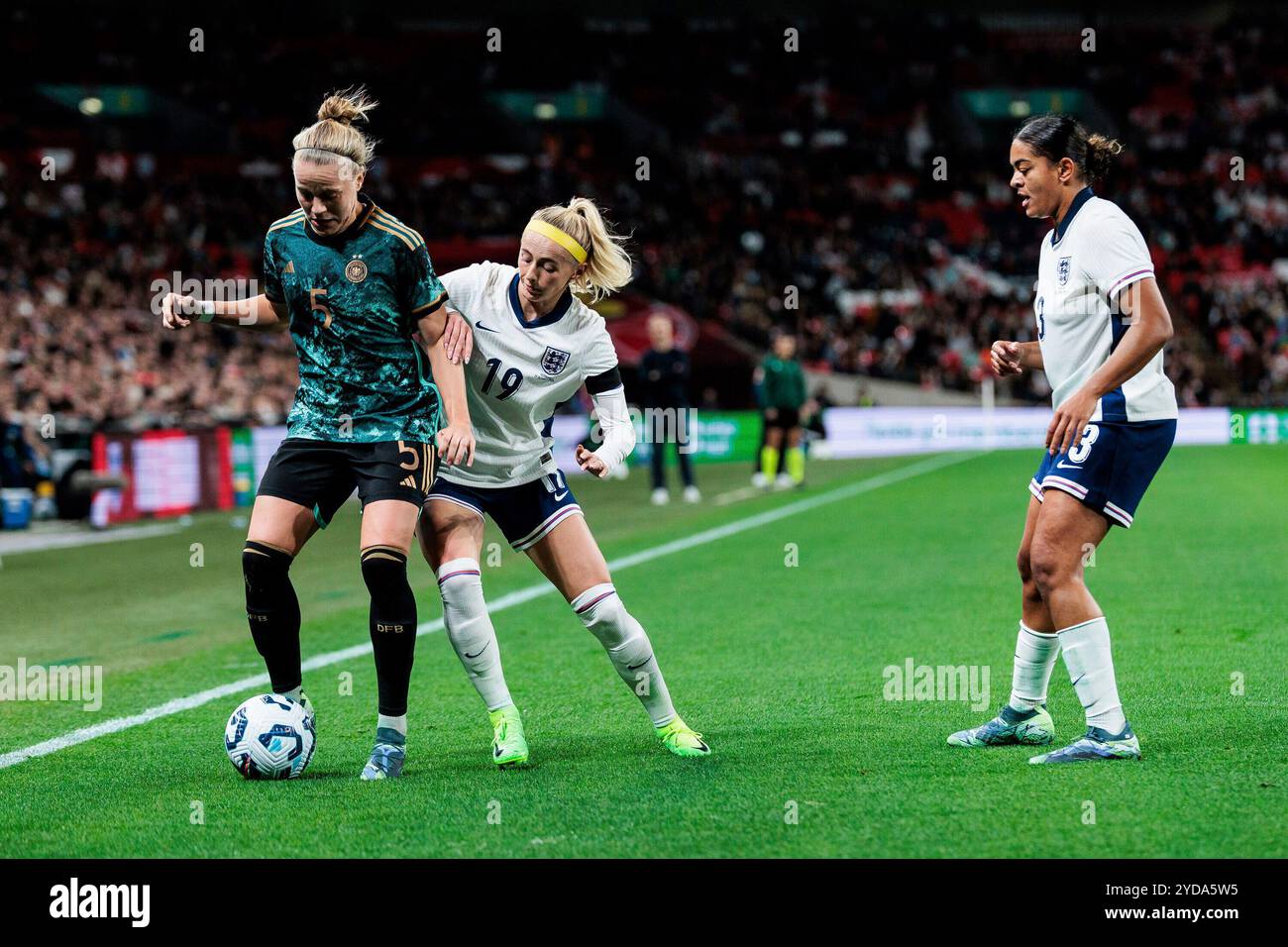Zweikampf Pia-Sophie Wolter (Deutschland, 5), Chloe Kelly (England, 19 ...