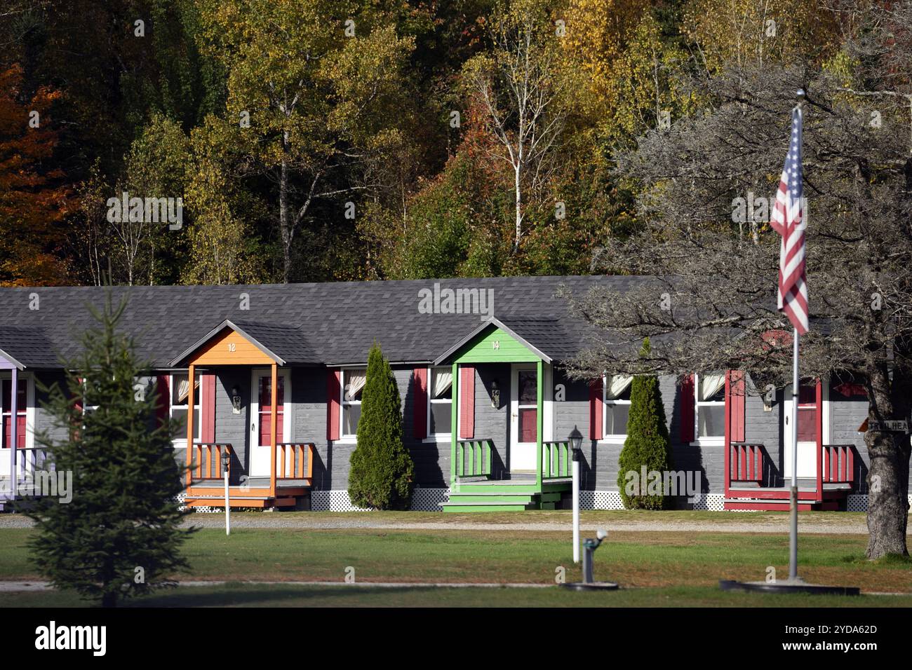 motel with colorful cabins rooms New Hampshire White Mountain region ...