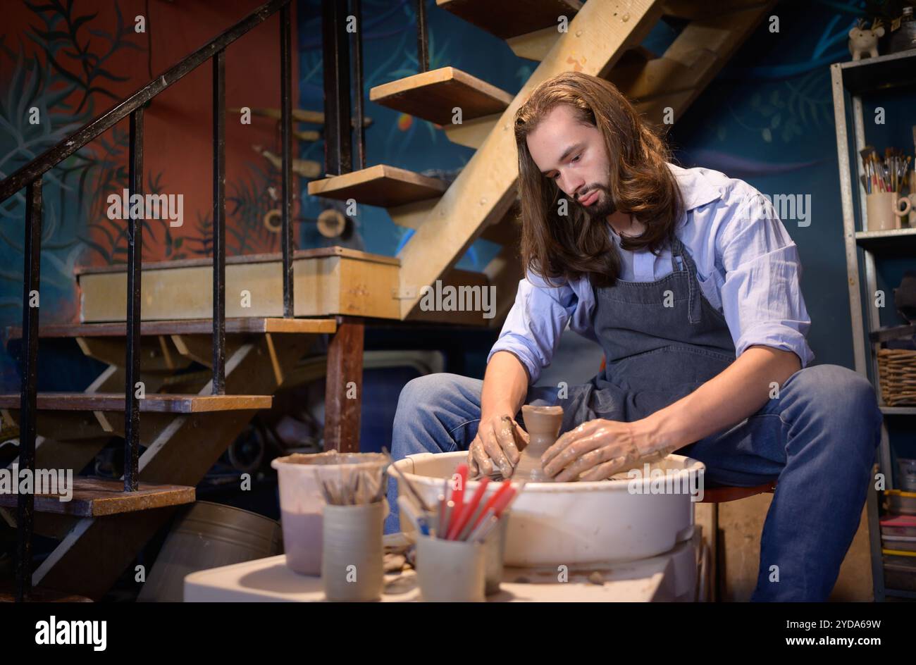 Male potter artist sculptor hi-res stock photography and images - Alamy