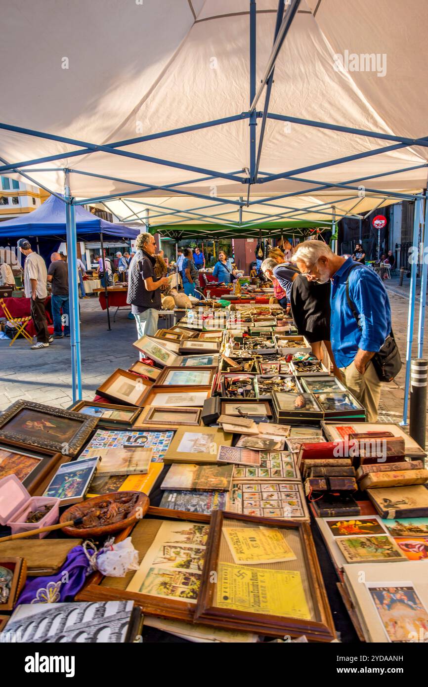 Outdoor flea market Mercado del Pulgas, Plaza Monte Sion, Seville ...
