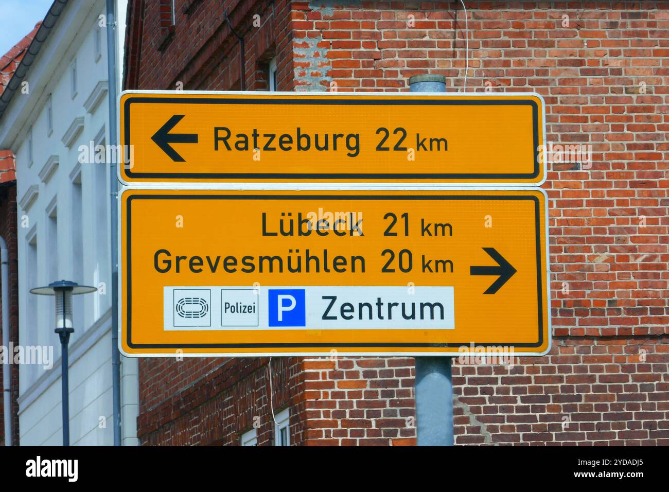 Schild richtung ratzeburg hi-res stock photography and images - Alamy