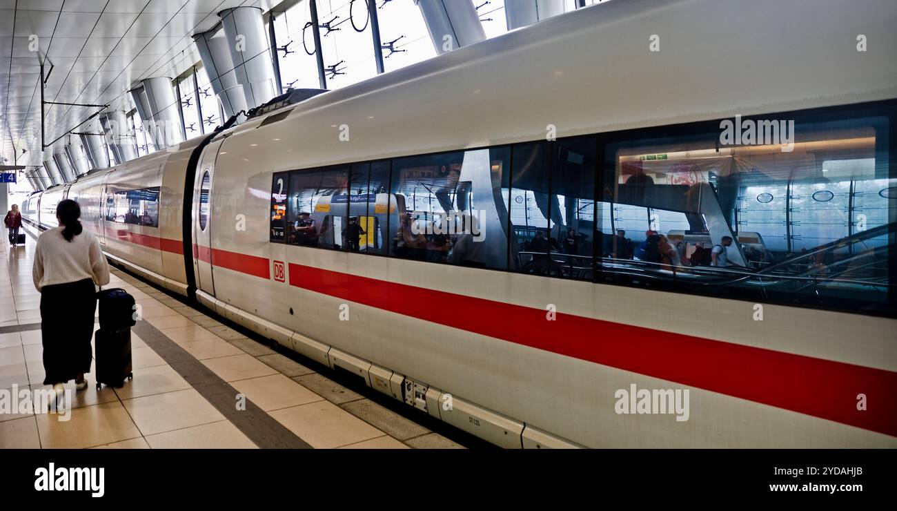 ICE in the long-distance train station, airport, Frankfurt am Main ...