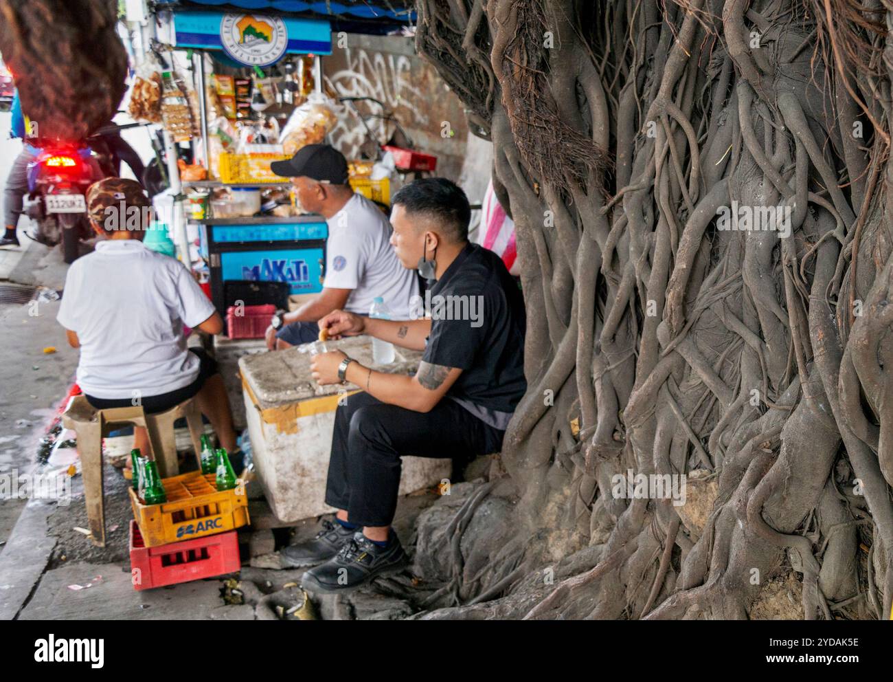 Manila-January 13 2023:People selling small food and drinks at ...