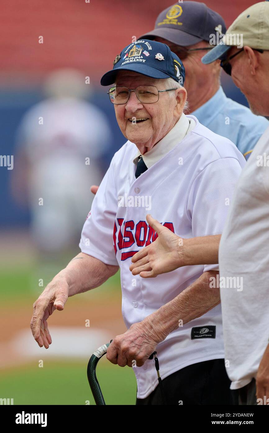 World War II veteran, and 94-year old Buffalo-native, Joe Synakowski ...