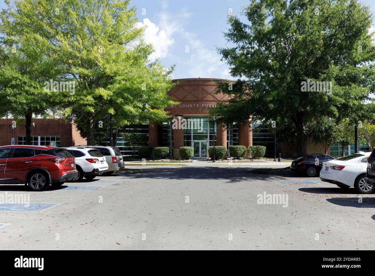 9 Sept. 2024-Maryville, TN: Entrance to Blount County Public Library ...