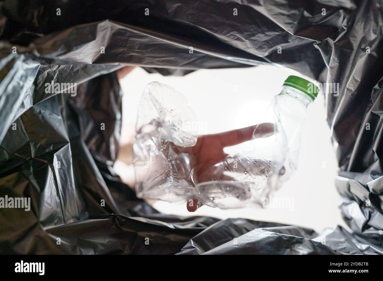 Person eco bag throwing garbage hi-res stock photography and images - Alamy