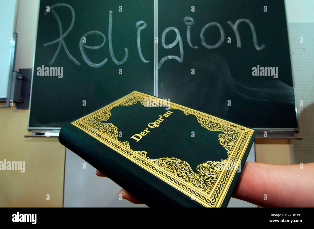 Quran religious hi-res stock photography and images - Alamy