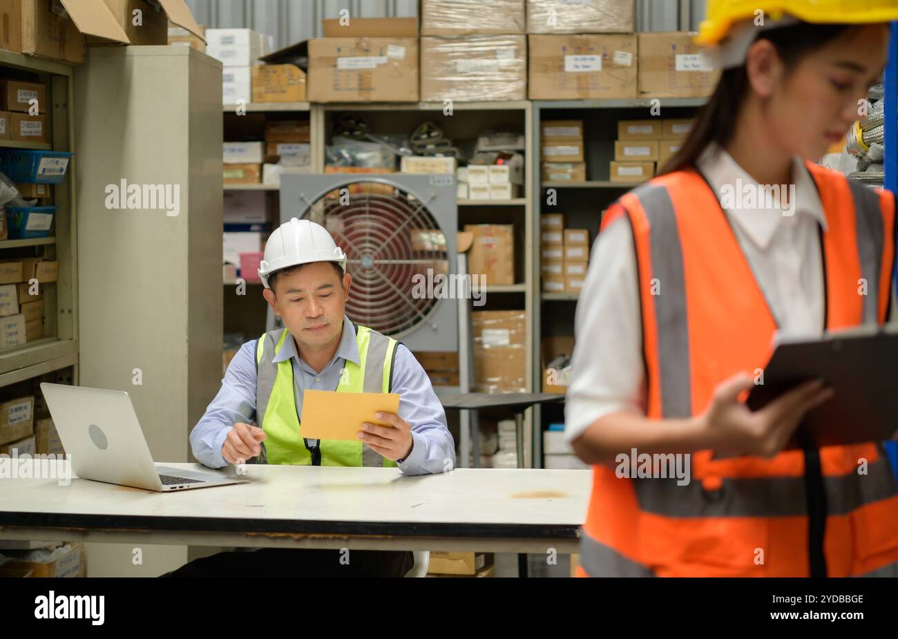 Reviewing tablet warehouse worker hi-res stock photography and images ...