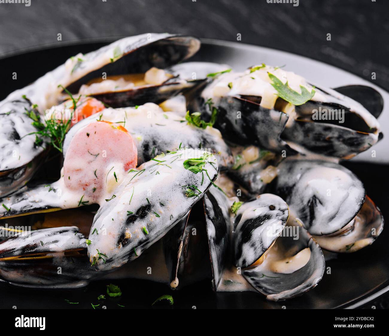 Blue mussels stewed in cream wine sauce with garlic Stock Photo - Alamy