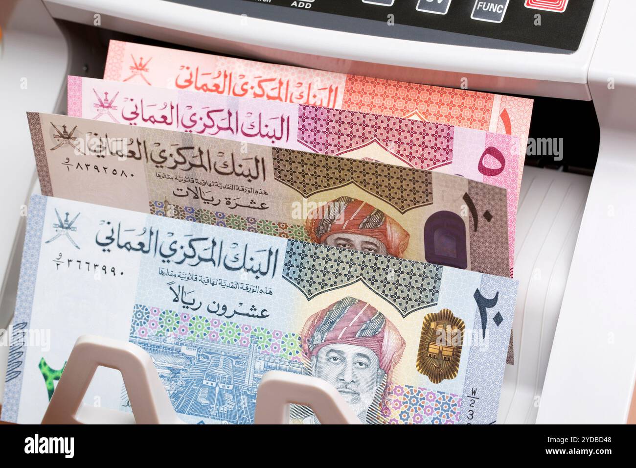 Omani rial in the counting machine Stock Photo - Alamy