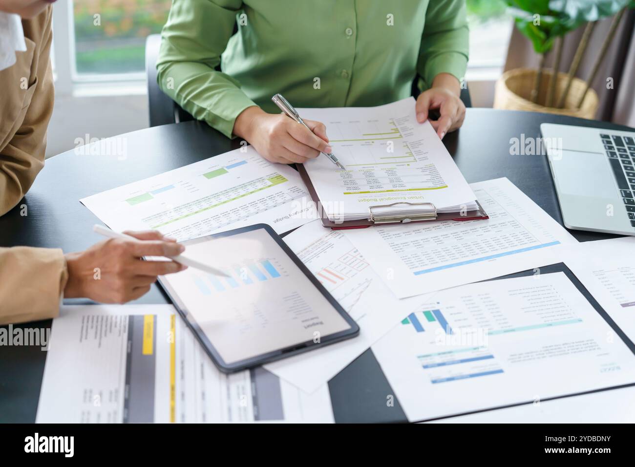 Business People brainstorming Meeting Design Ideas to share idea ...