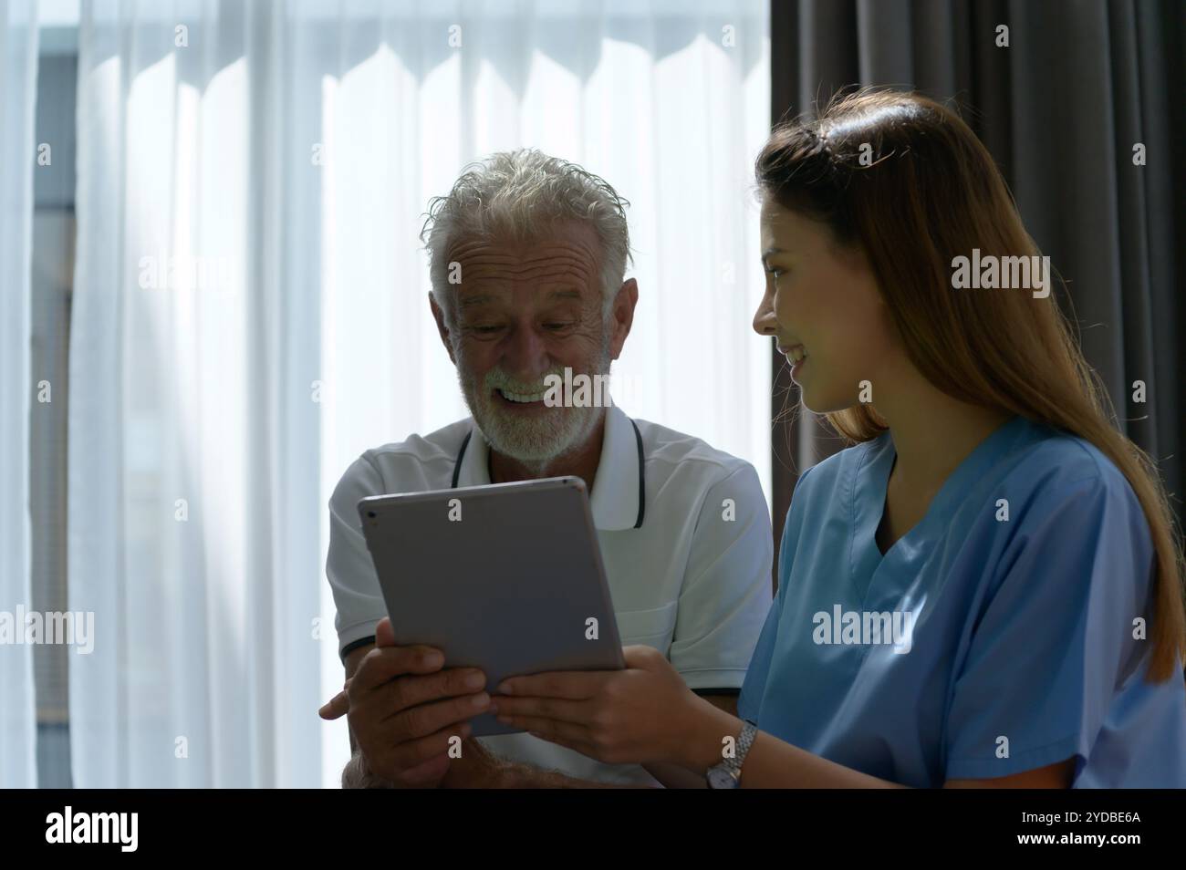Doctor explaining symptoms treatment hi-res stock photography and ...
