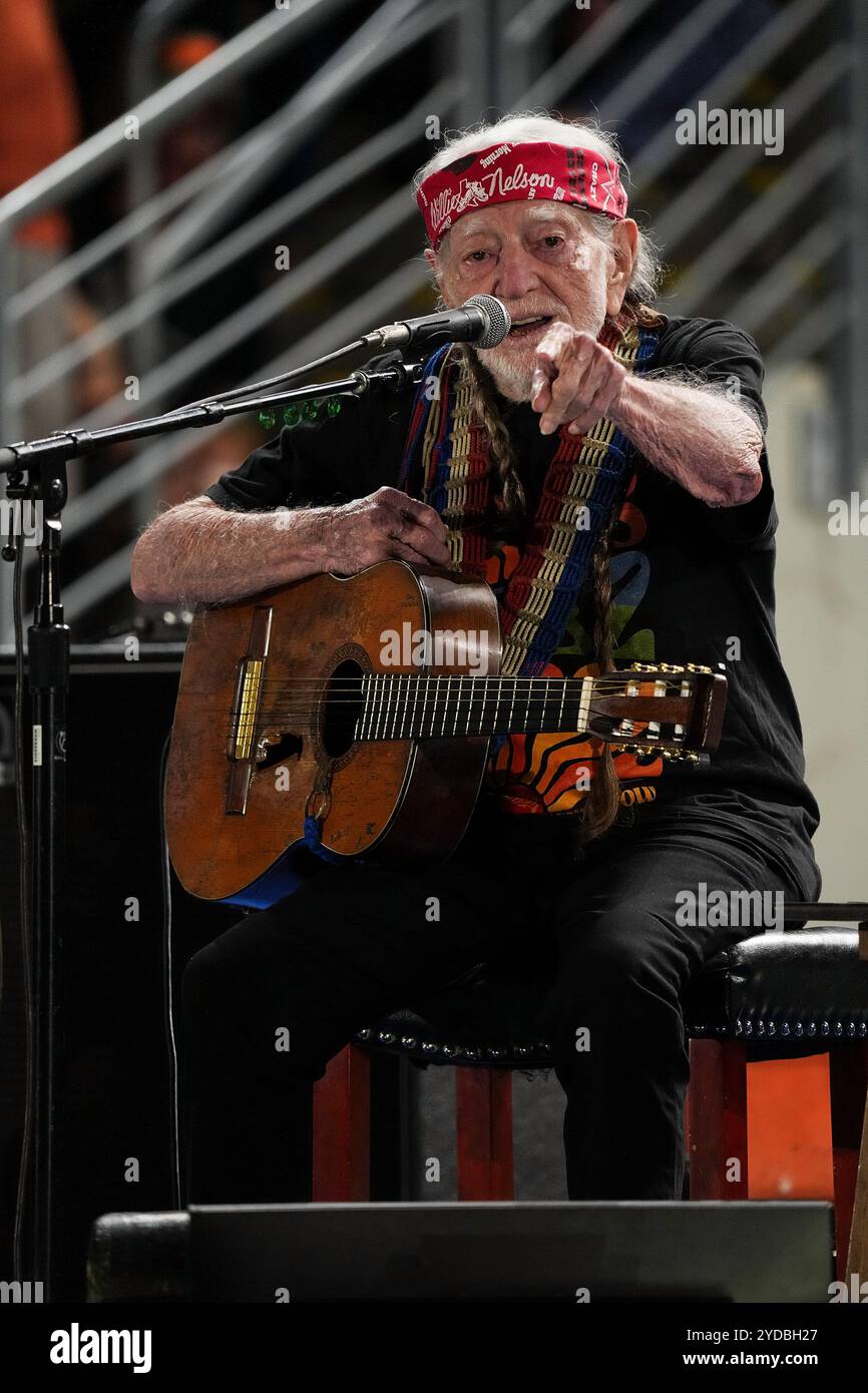 Houston, USA. 25th Oct, 2024. Willie Nelson performs during a campaign ...