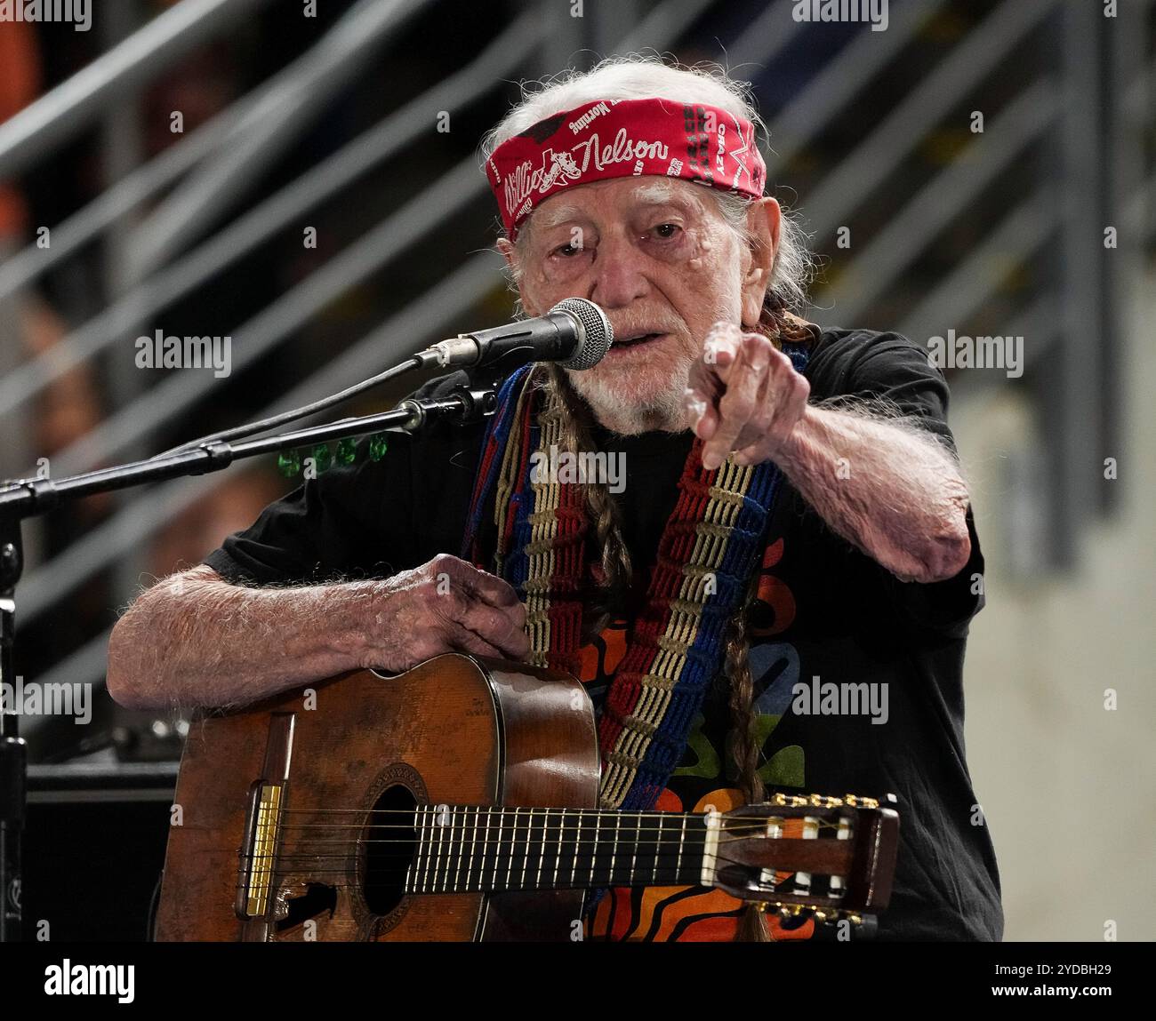 Houston, USA. 25th Oct, 2024. Willie Nelson performs during a campaign ...