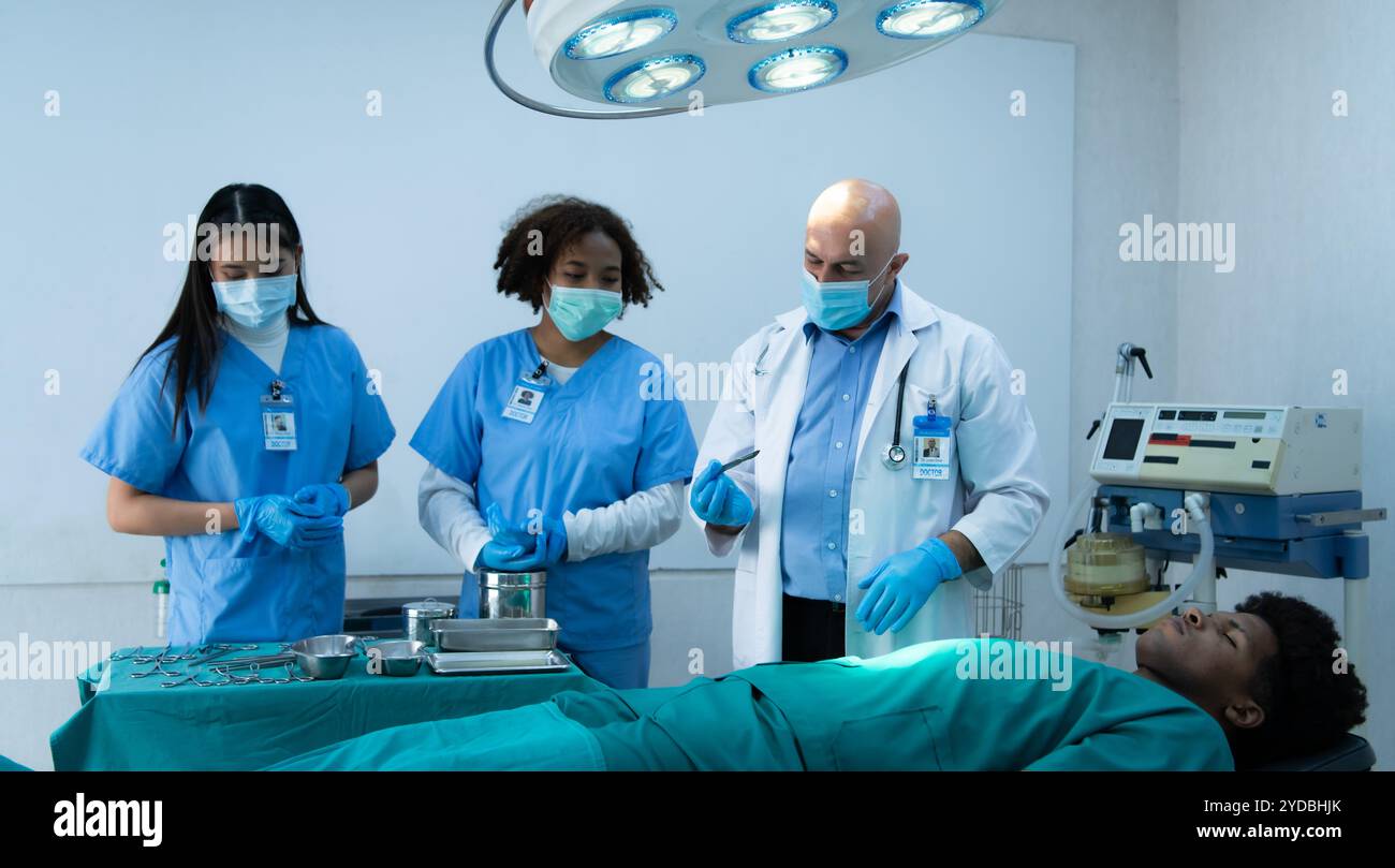 Doctor teaching students hi-res stock photography and images - Alamy