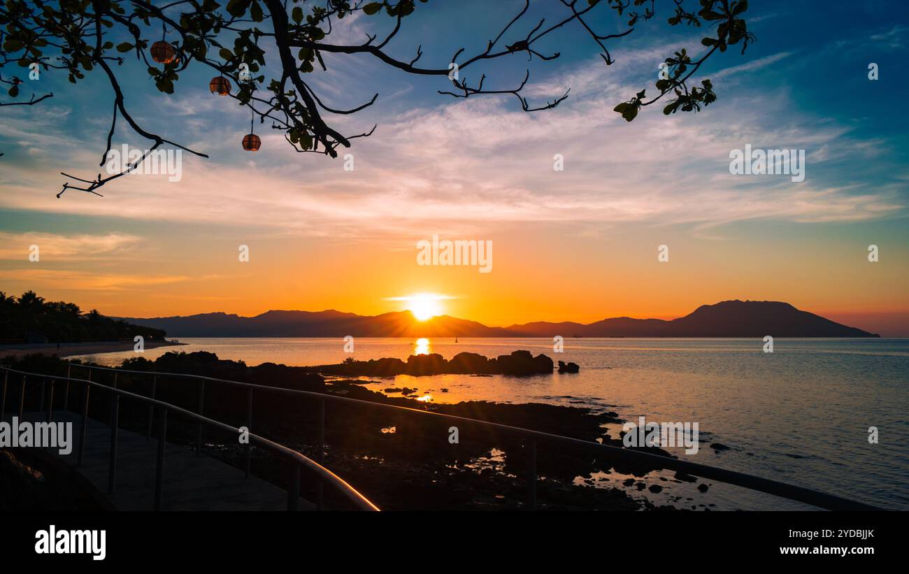 Golden sunset at sea. Bonbon Beach, Romblon Island, Philippines Stock ...