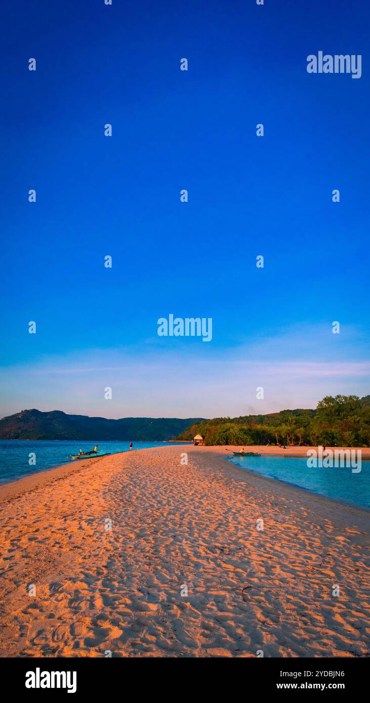 Golden sunset at sea. Bonbon Beach, Romblon Island, Philippines Stock ...