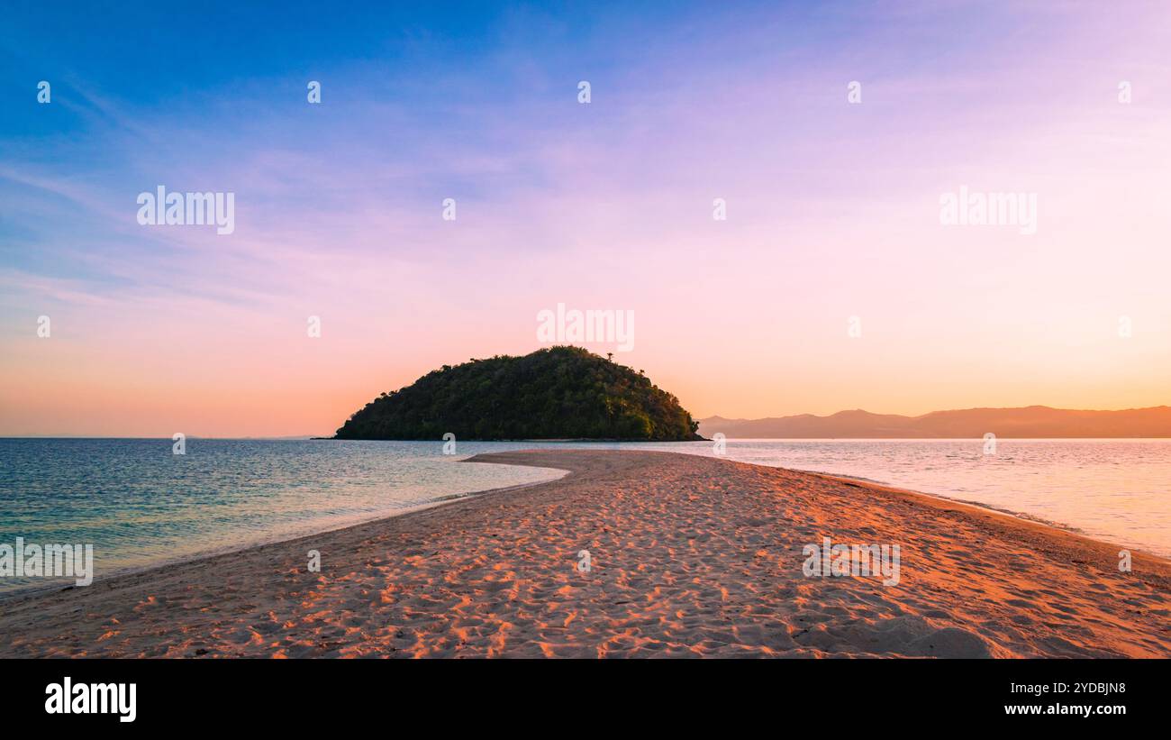 Golden sunset at sea. Bonbon Beach, Romblon Island, Philippines Stock ...