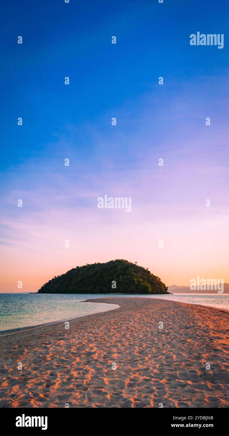 Golden sunset at sea. Bonbon Beach, Romblon Island, Philippines Stock ...