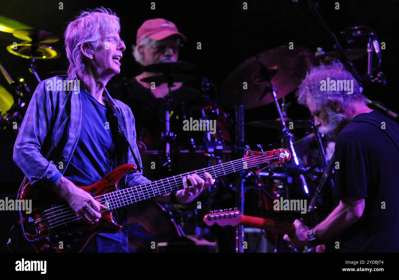 Phil Lesh, Grateful Dead co-founder and bassist, performs at the Fare ...