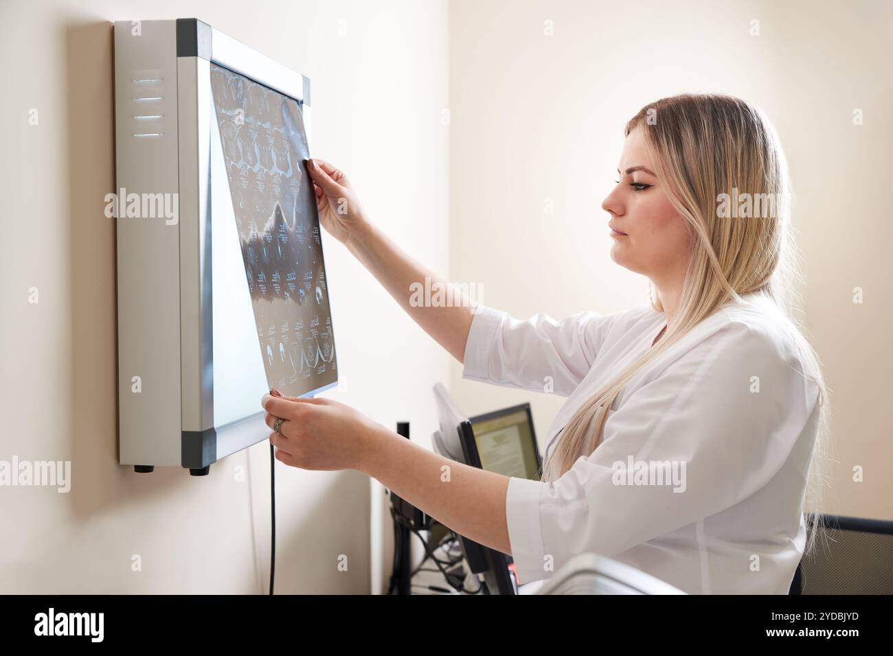 Doctor looking at x-ray image on screen in clinic Stock Photo - Alamy
