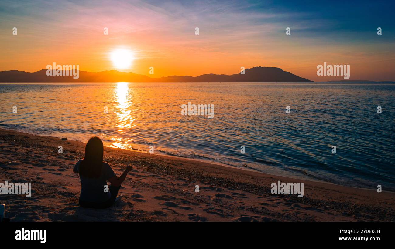 Golden sunset at sea. Bonbon Beach, Romblon Island, Philippines Stock ...