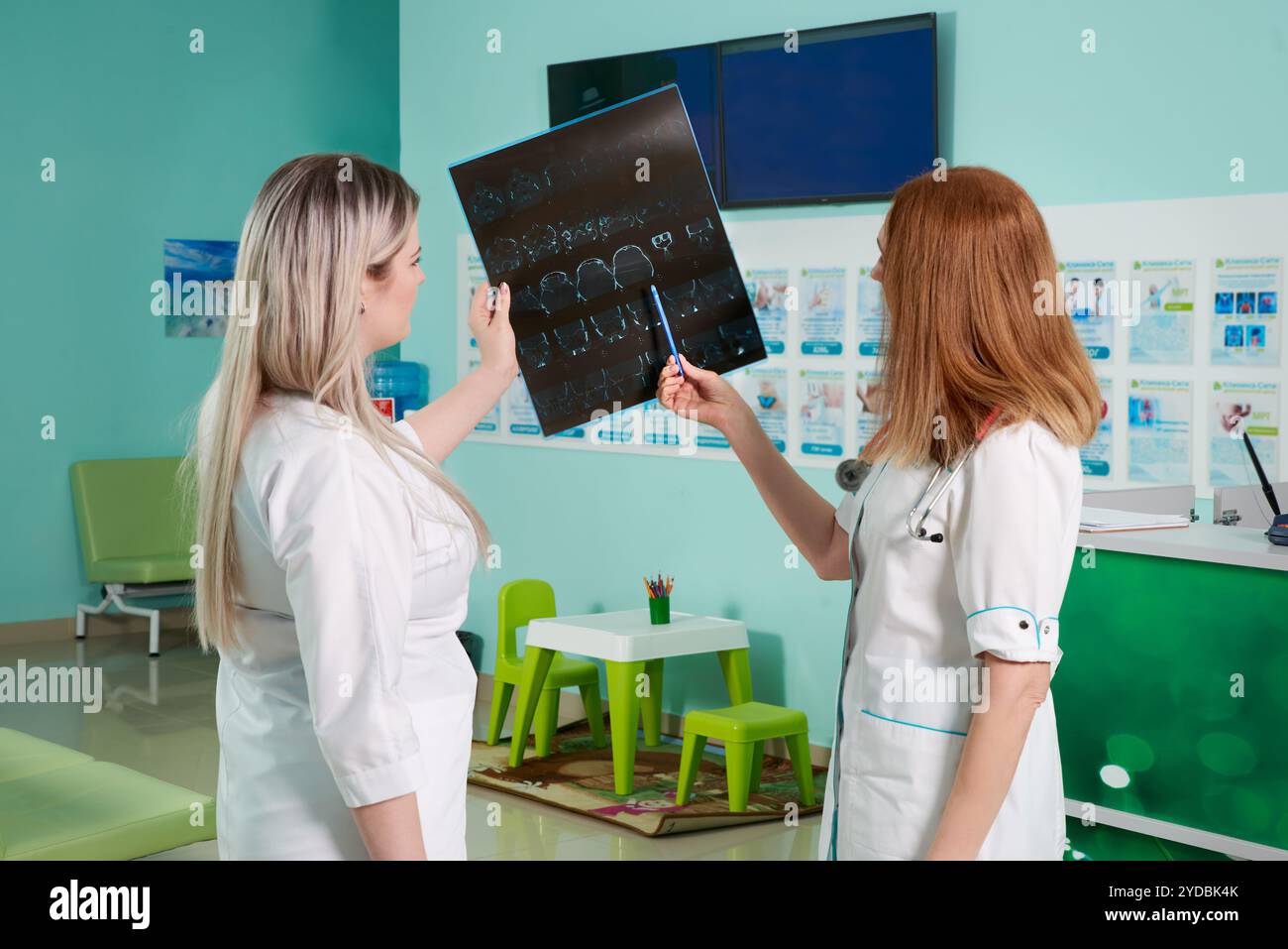 Two doctors looking at x-ray image on screen in clinic Stock Photo - Alamy
