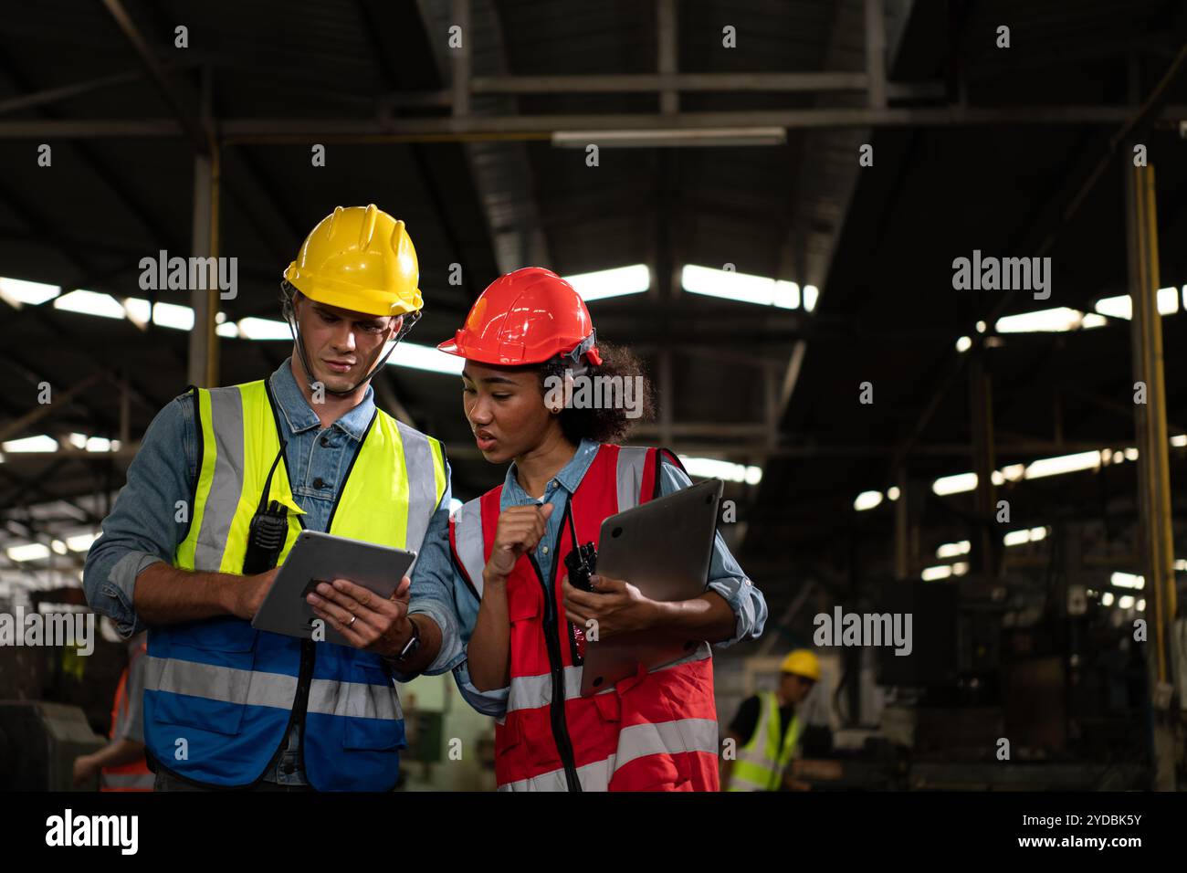The foreign chief engineer came to inspect the old mechanical factory ...