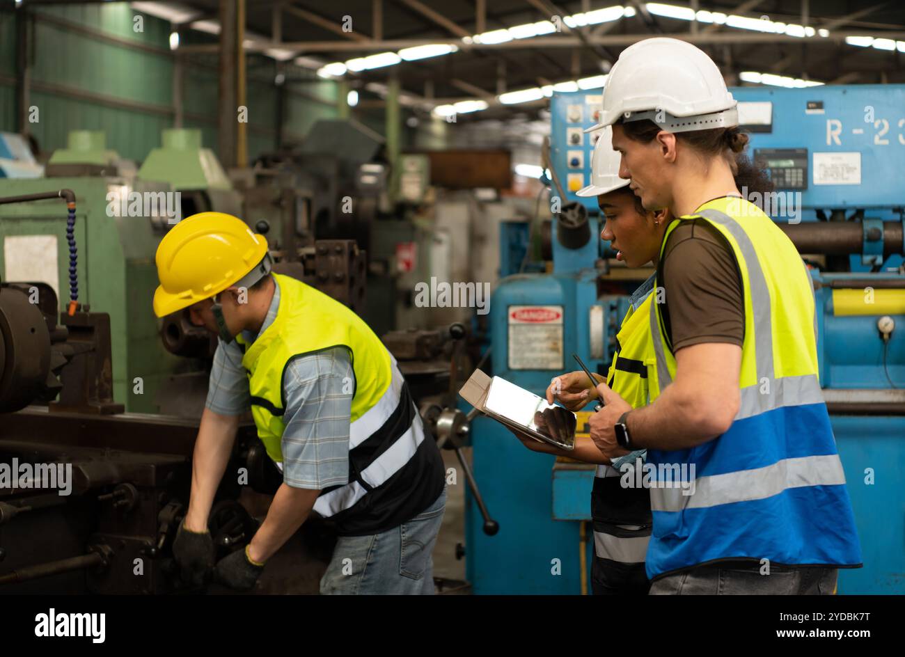The foreign chief engineer came to inspect the old mechanical factory ...