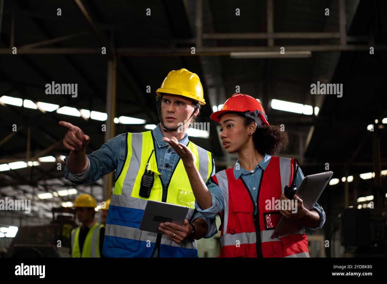 The foreign chief engineer came to inspect the old mechanical factory ...
