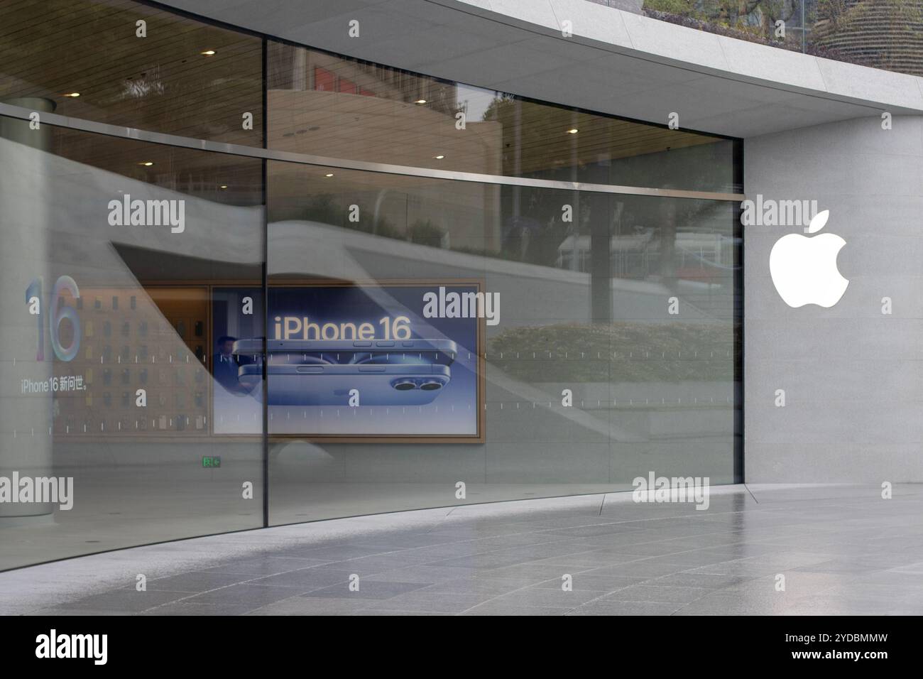Iphone 16 ad hi-res stock photography and images - Alamy