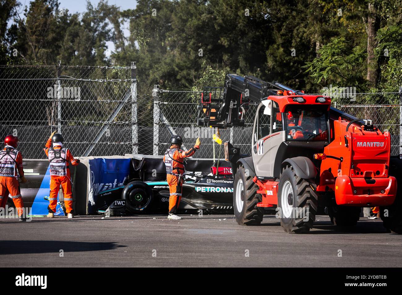 63 RUSSELL George (gbr), Mercedes AMG F1 Team W15, action crash ...