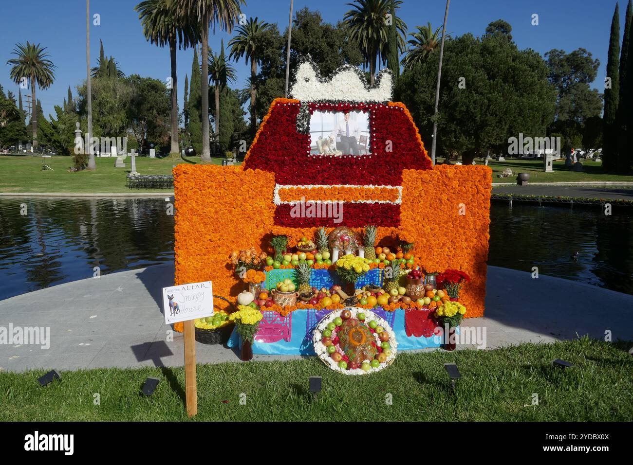 Los Angeles, California USA 25th October 2024 Snoopy house in Garden of ...