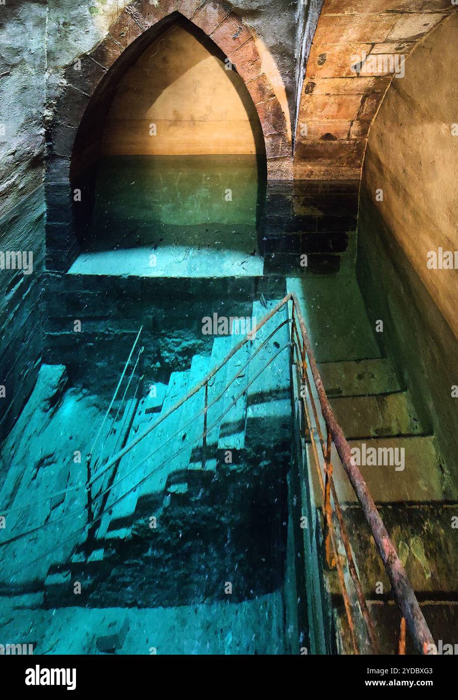 Die Mikwe wurde laut Inschrift 1260 erbaut, der Schacht ist 25 Meter ...