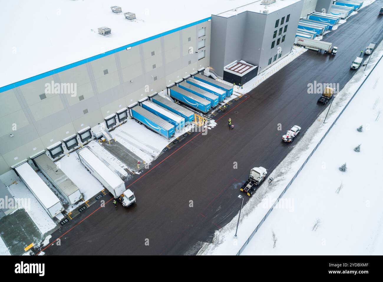 loading up trailers at the Amazon building Stock Photo - Alamy