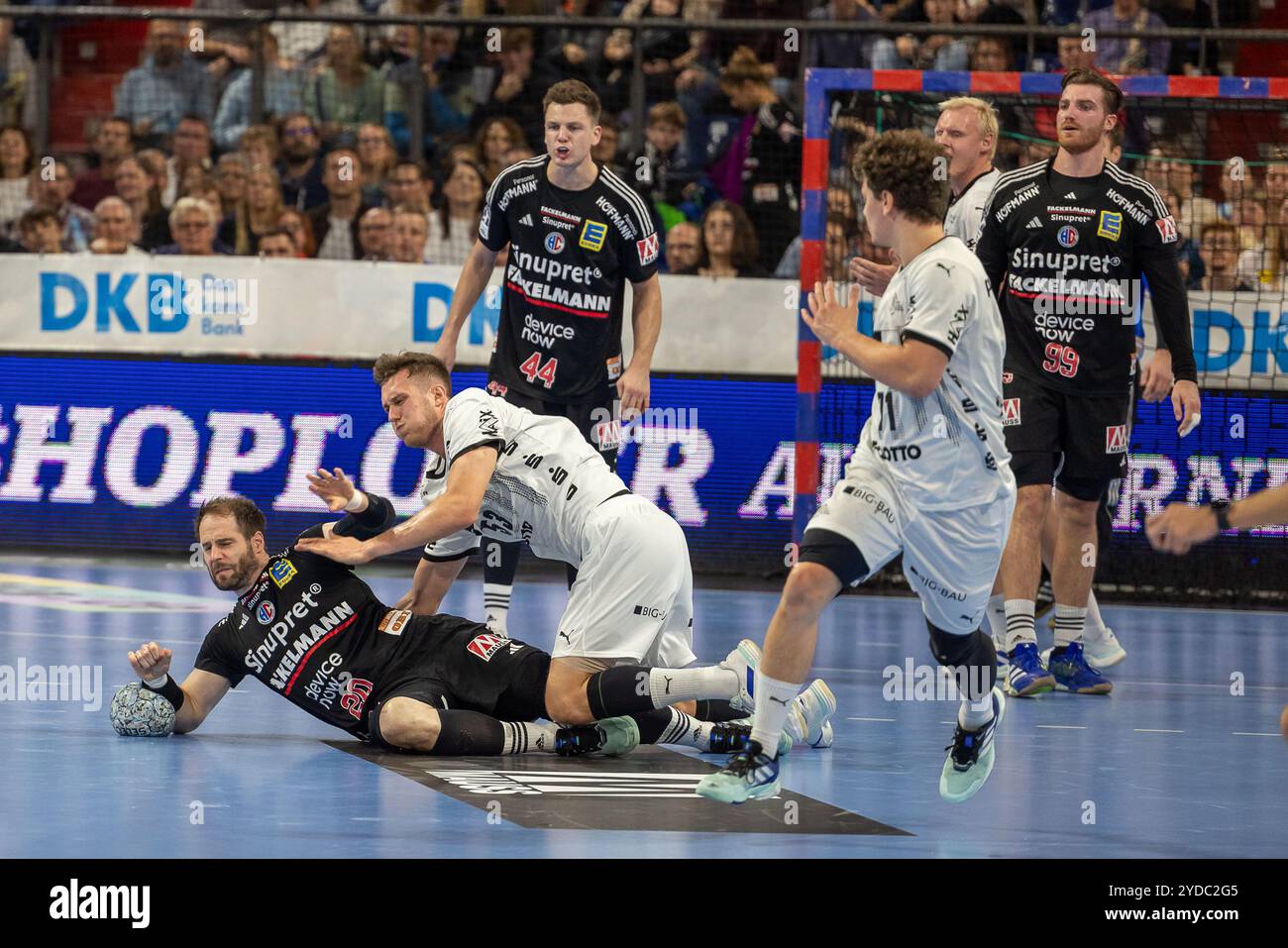 Nico Buedel (HC Erlangen, #20) im Zweikampf mit Nikola Bilyk (THW Kiel ...