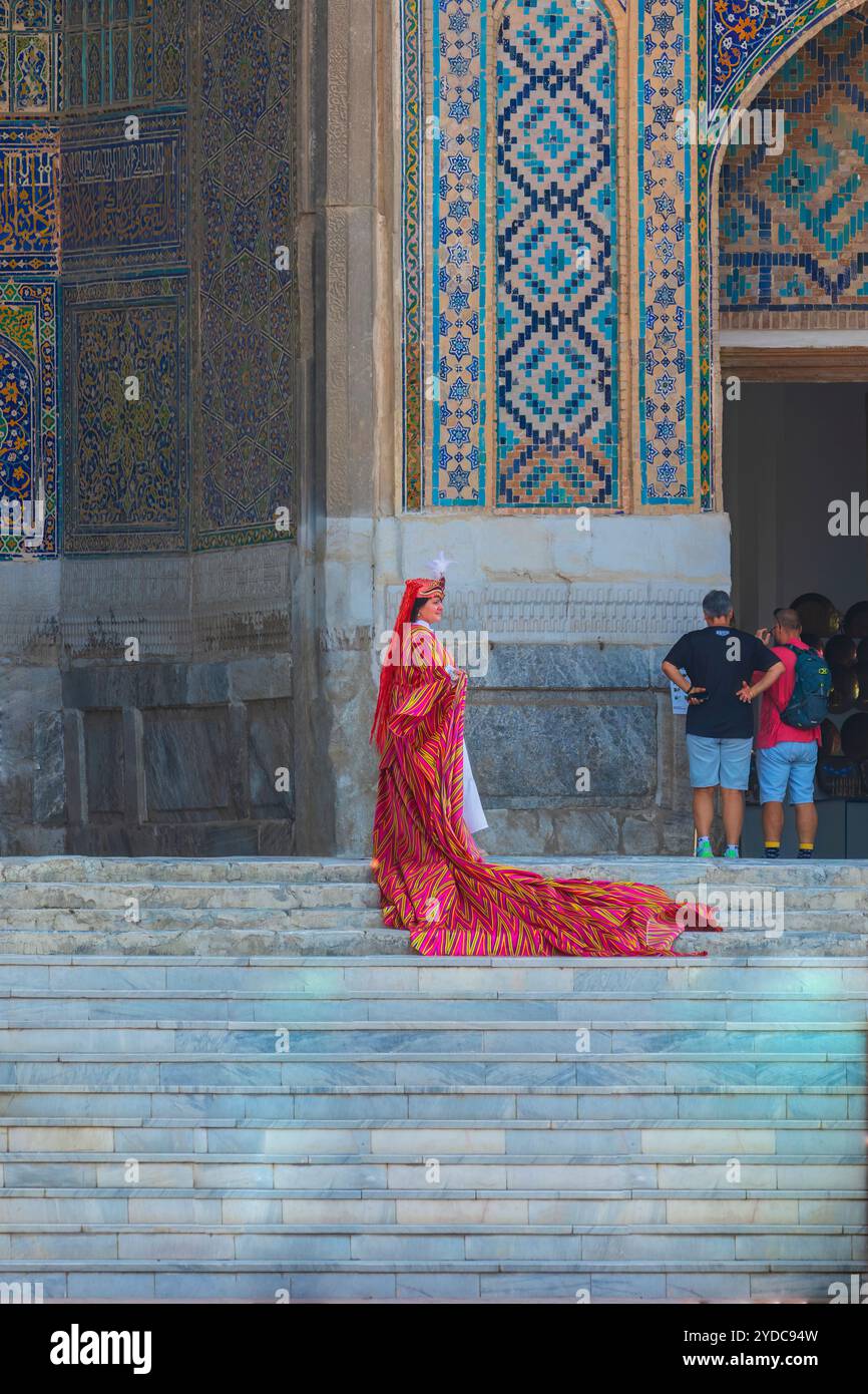 Traditional girl in samarkand hi-res stock photography and images - Alamy