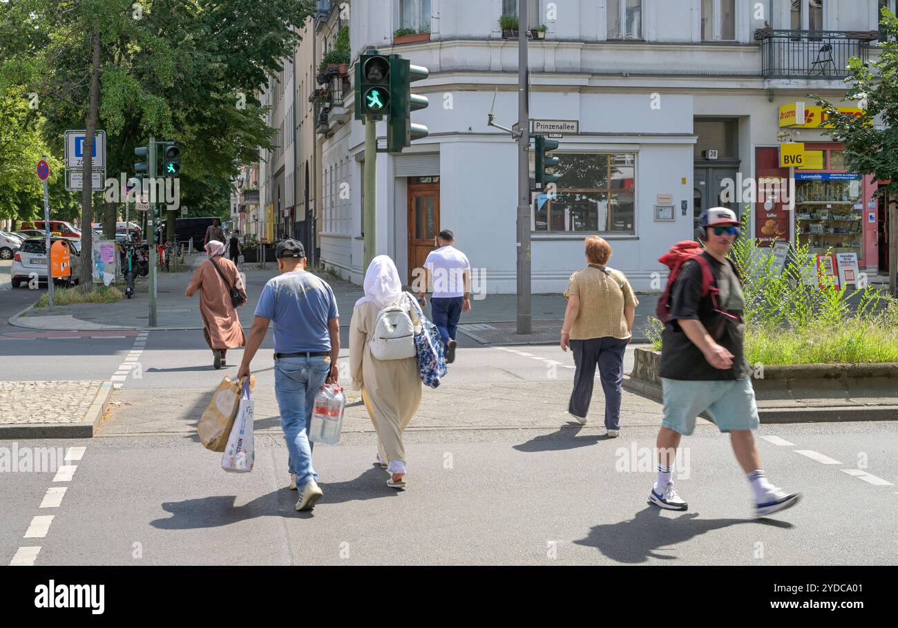 Straßenszene, Prinzenallee, Soldiner Kiez, Gesundbrunnen, Mitte, Berlin, Deutschland NO MODEL ...