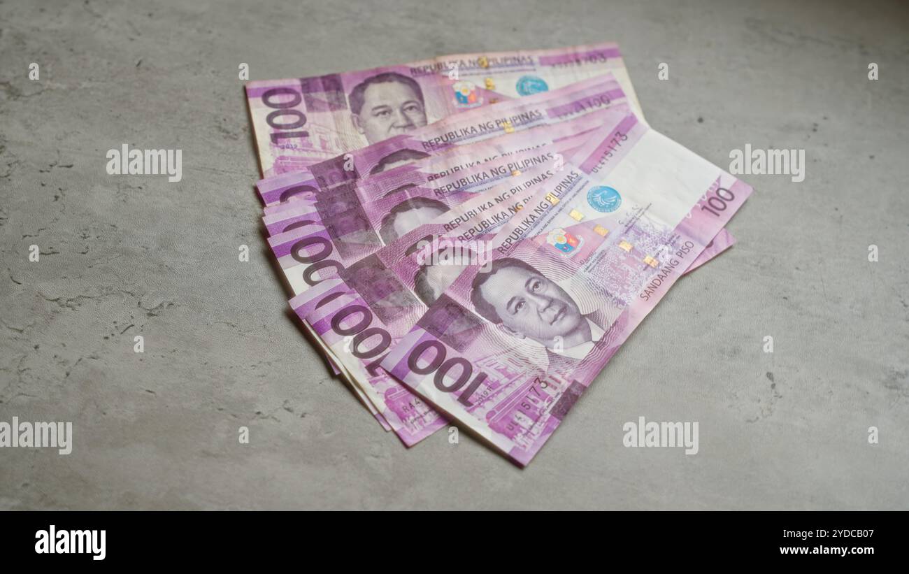 Philippine 100 peso bill hi-res stock photography and images - Alamy