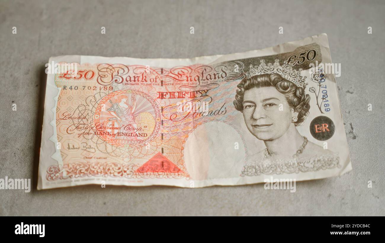 Queen elizabeth money bond note hi-res stock photography and images - Alamy