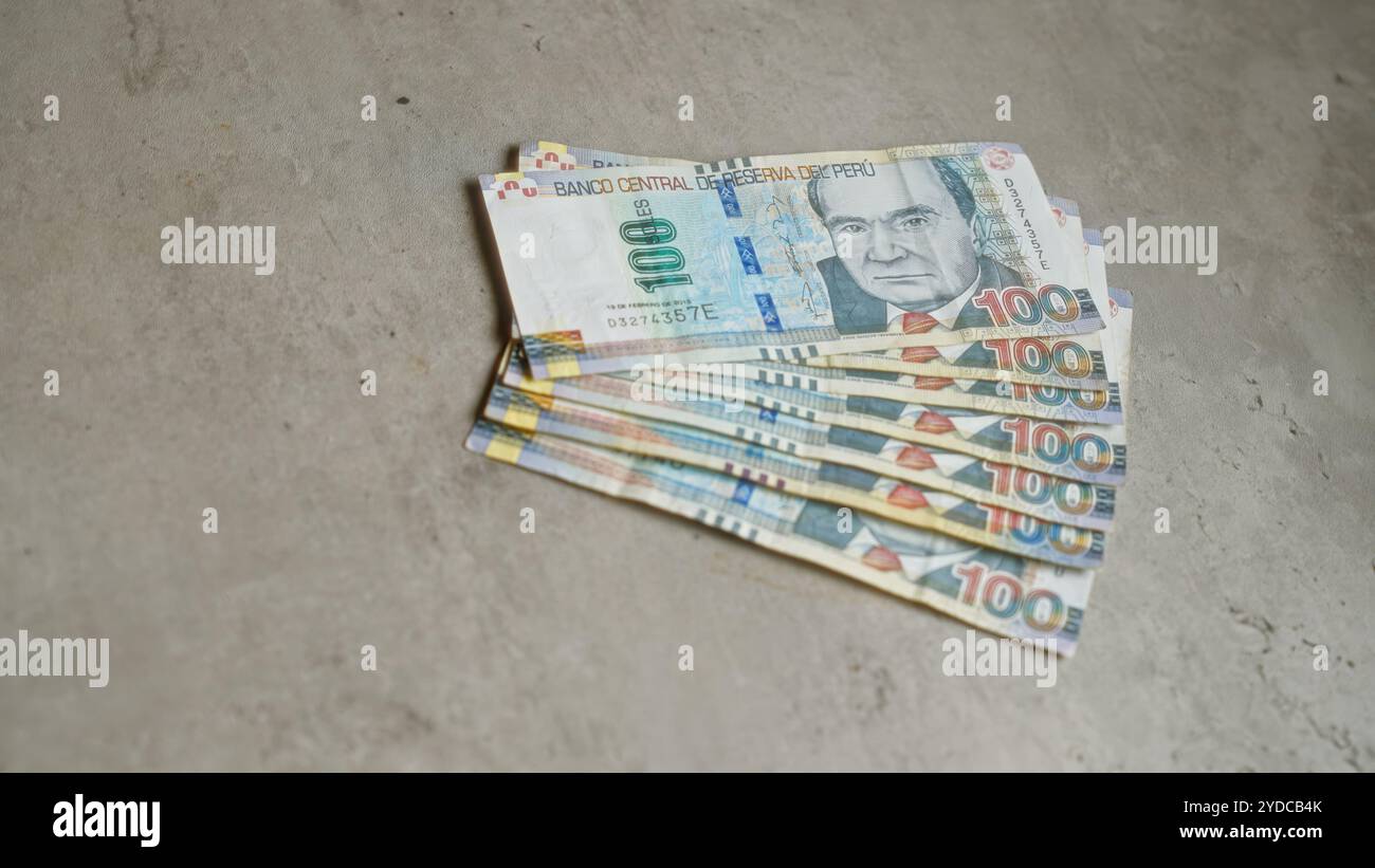 Peruvian banknotes of 100 soles scattered on a concrete surface Stock ...