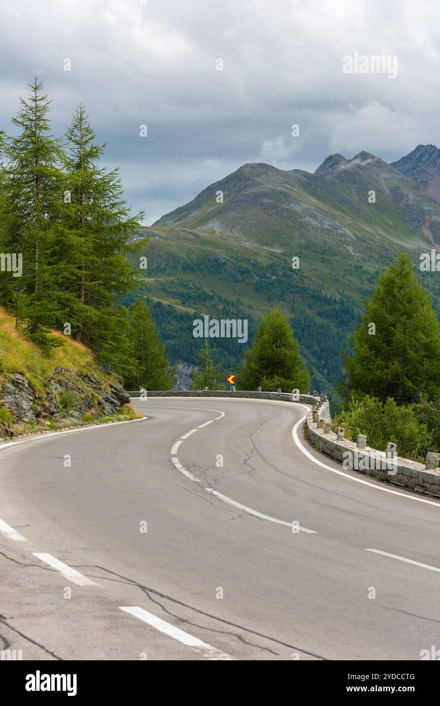 Rural asphalt road turning hi-res stock photography and images - Alamy