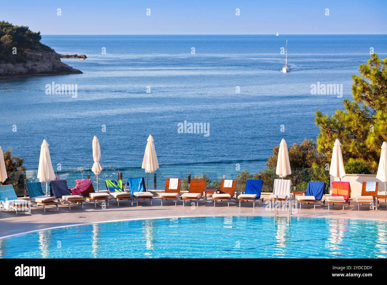 Luxury vacation swimming pool sunny hi-res stock photography and images ...