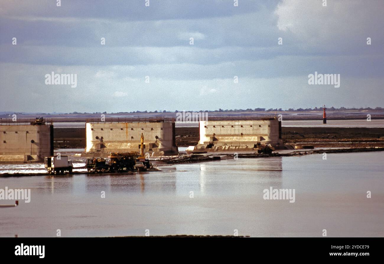 Construction vehicles on beach hi-res stock photography and images - Alamy