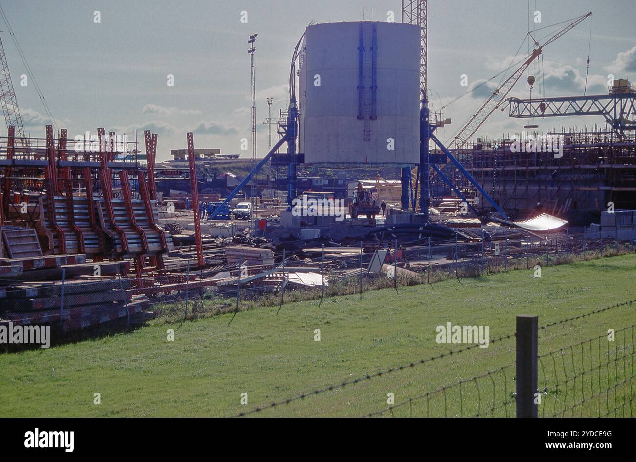 Stand jacks lifting a concrete cassion up so the crawler can go ...